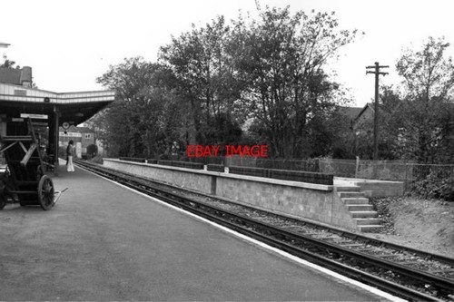 PHOTO 1979 SHEPPERTON RAILWAY STATION THIS IS AN INTERESTING PHOTOGRAPH ...