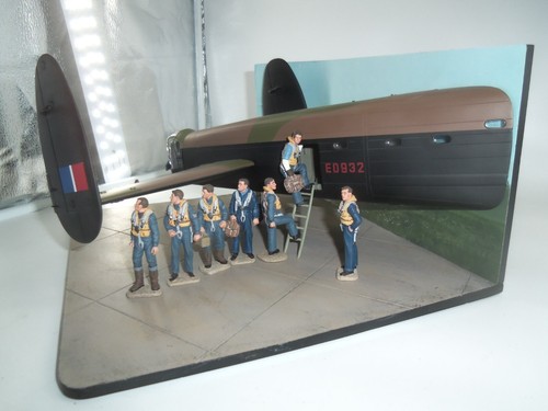 BRITAINS 25017 BRITISH RAF GUY GIBSON + CREW DAMBUSTERS LANCASTER ...