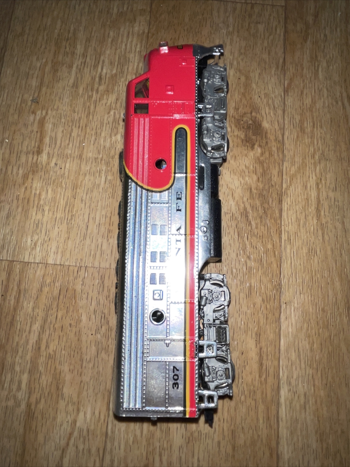 HO Scale Bachmann EMD F9 Diesel Locomotive Santa Fe War Bonnet, #307 | eBay