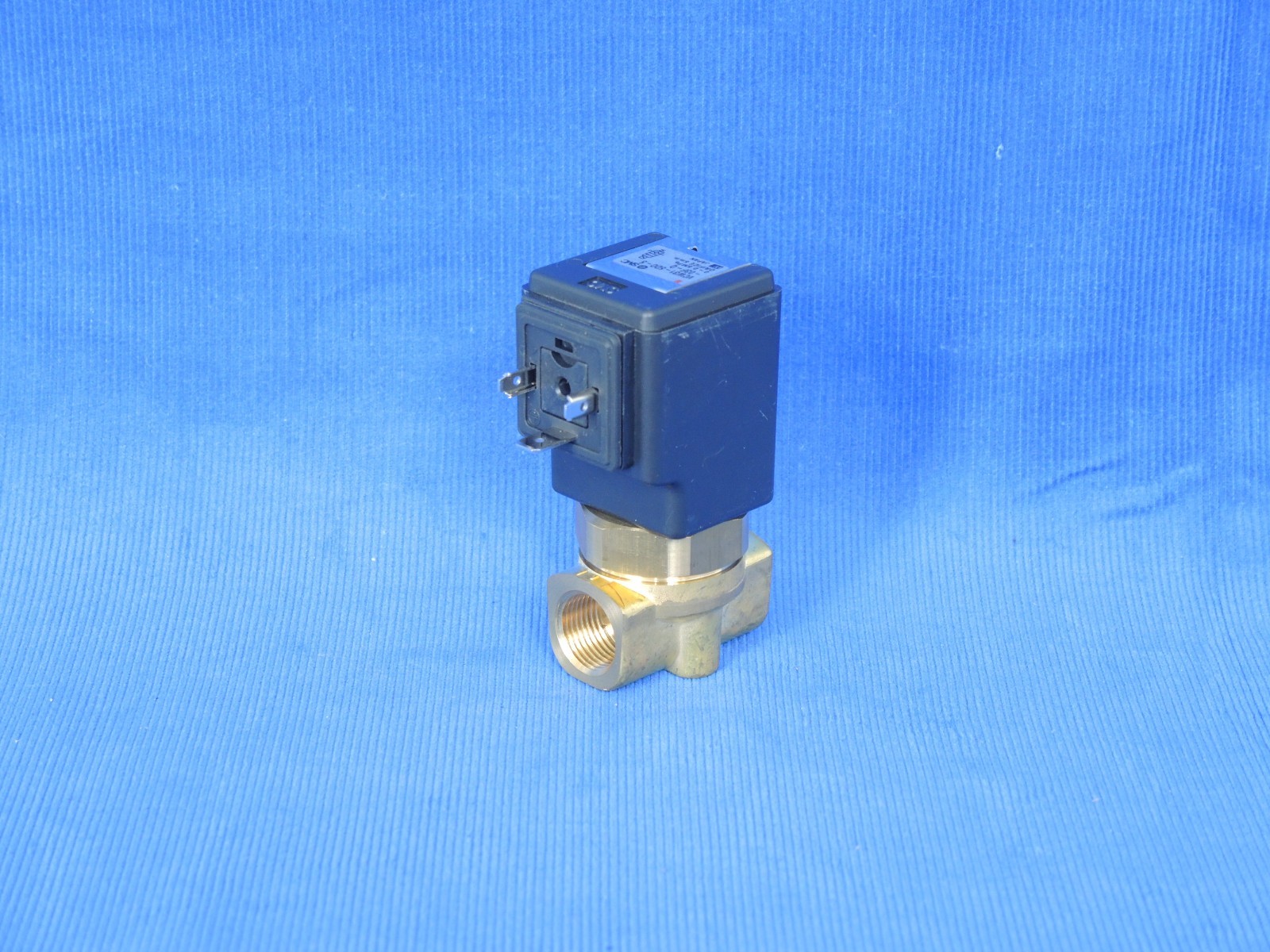 SMC VCW31-5D0-503F-Q 2/2 way solenoid valve (New) | eBay