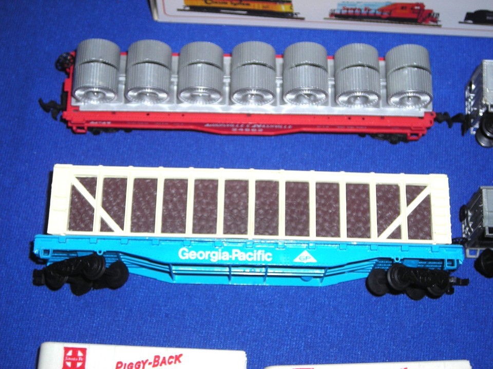 Lot of 9 HO Scale Rail Cars a few good ones Santa Fe Piggy Back Georga ...