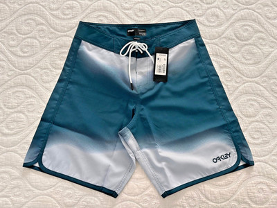New Oakley Solid Crest Board Shorts • Swim Surf Beach Trunks • Men's ...