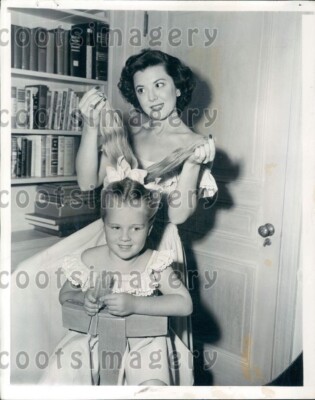 1949 Wire Photo Pretty Actress Ann Rutherford Brushes Daughter's Hair ...