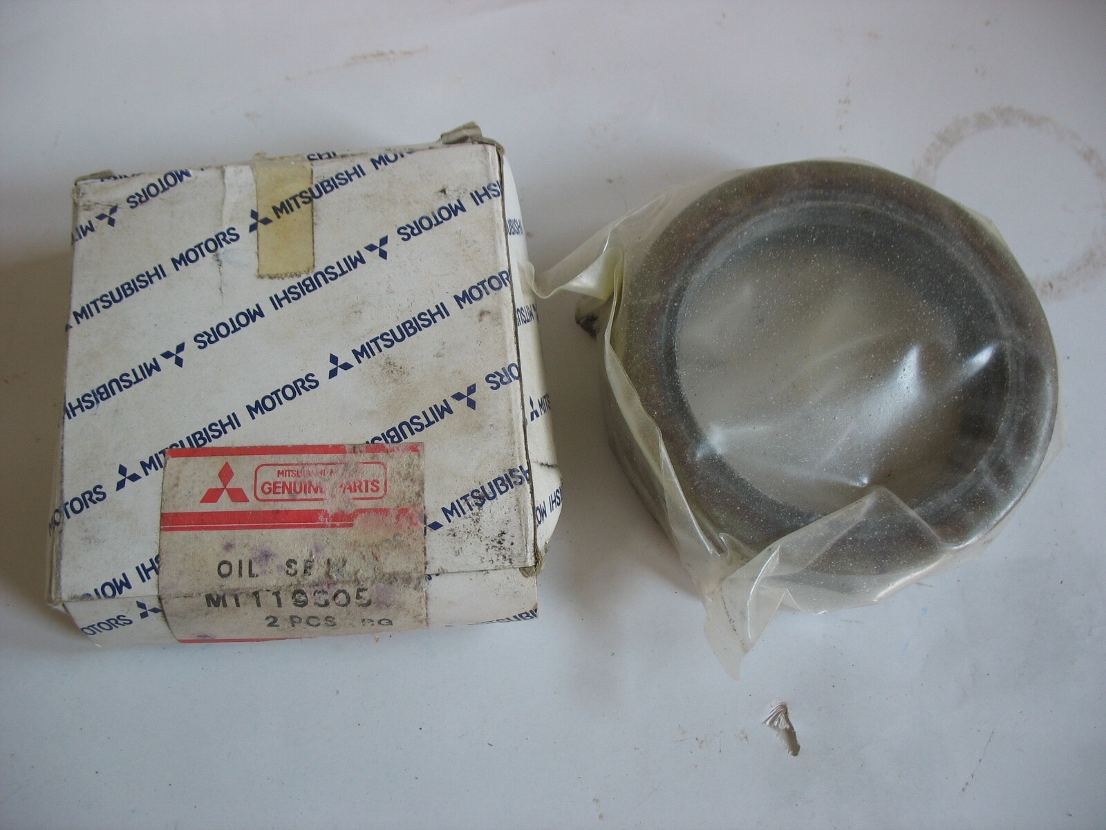 New NOS Mitsubishi MT119305 Oil Seal FR Wheel Hub Qty.2 | eBay