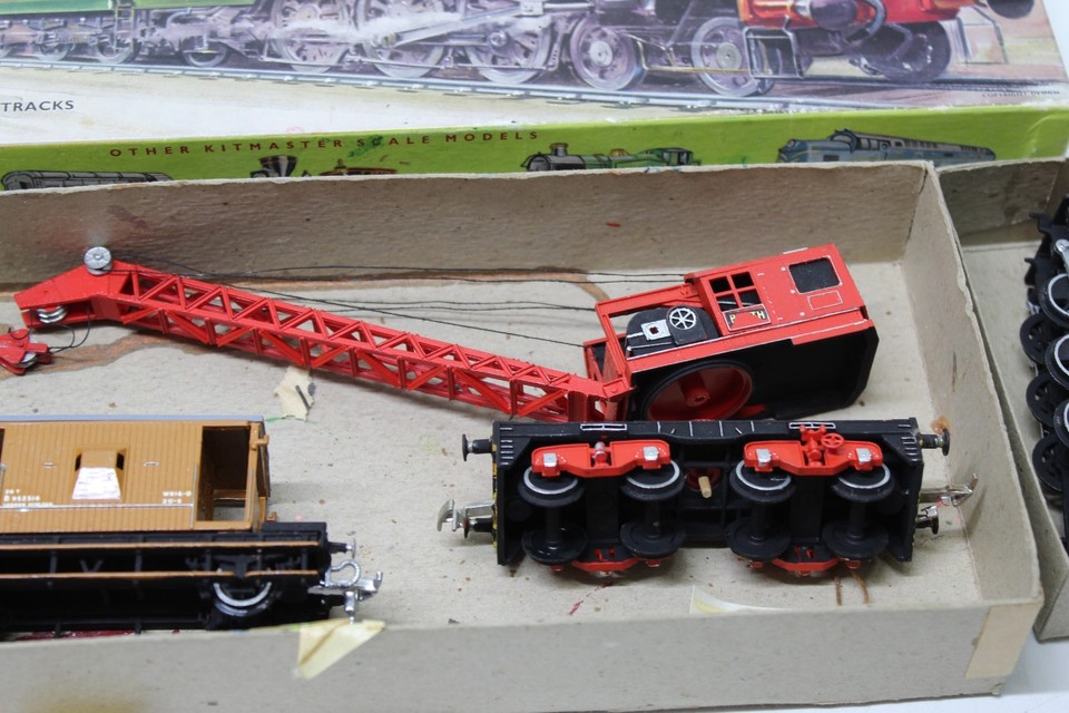 Variuos Models 1960s in Rosebud Kitmaster Box including a Airfix diesel ...