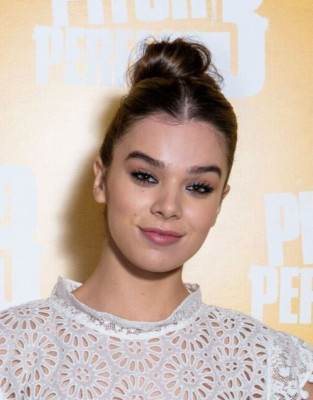 Hailee Steinfeld in an 8" x 10" Glossy Photo Headshot 3-1 | eBay