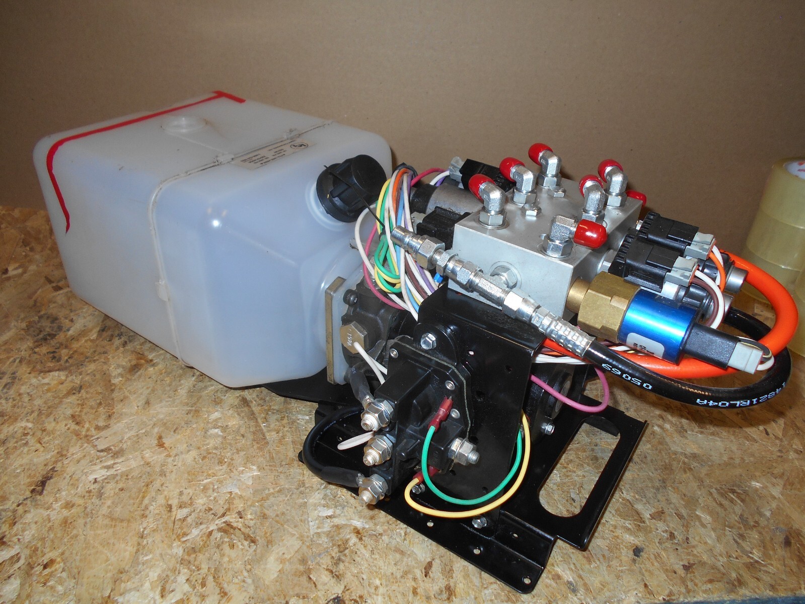 *RV EQUALIZER LEVELING SYSTEM HYDRAULIC PUMP 257081 12V RESERVOIR FREE ...