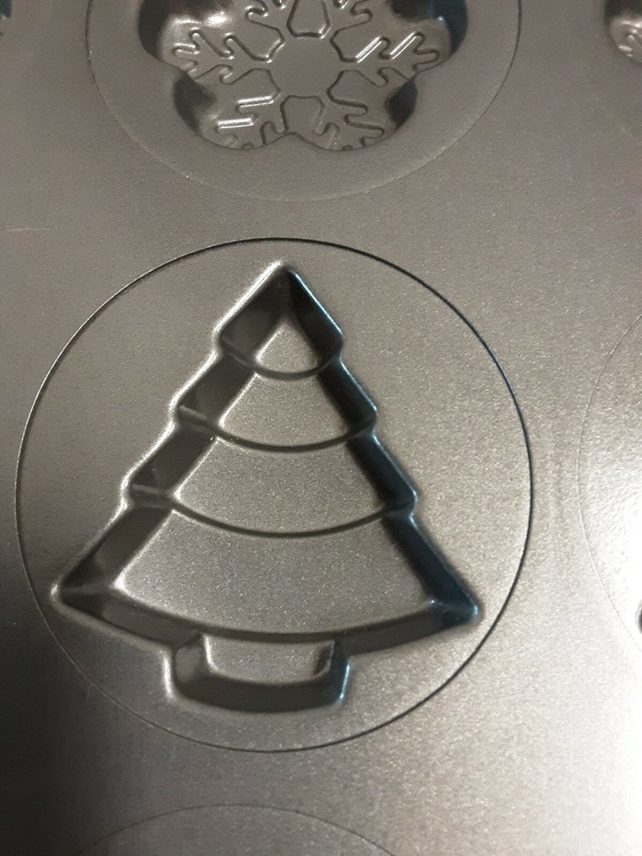 Wilton Non-Stick Holiday Cookie Baking Pan 9 Cavities Snowflakes, Trees ...