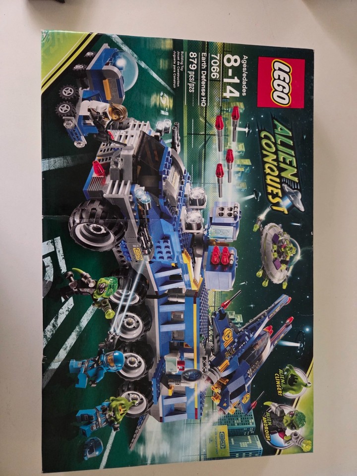 LEGO-Alien Conquest Earth Defense HQ 7066. Alien Clinger ...