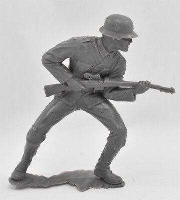 Marx WWII 6" German Soldier Advancing With Rufle Plastic Army Men ...