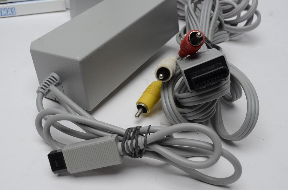 Nintendo Wii Console GameCube Compatible Bundle 4 Games Remote Works ...