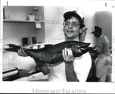 1989 Press Photo Steve Tidwell of the Noble Fish Co, holds a fish ...