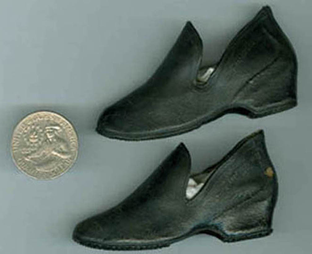 OLD AMERICAN RUBBER CO TINY PAIR OF RUBBER SHOES * NOW ON SALE * AD498 ...