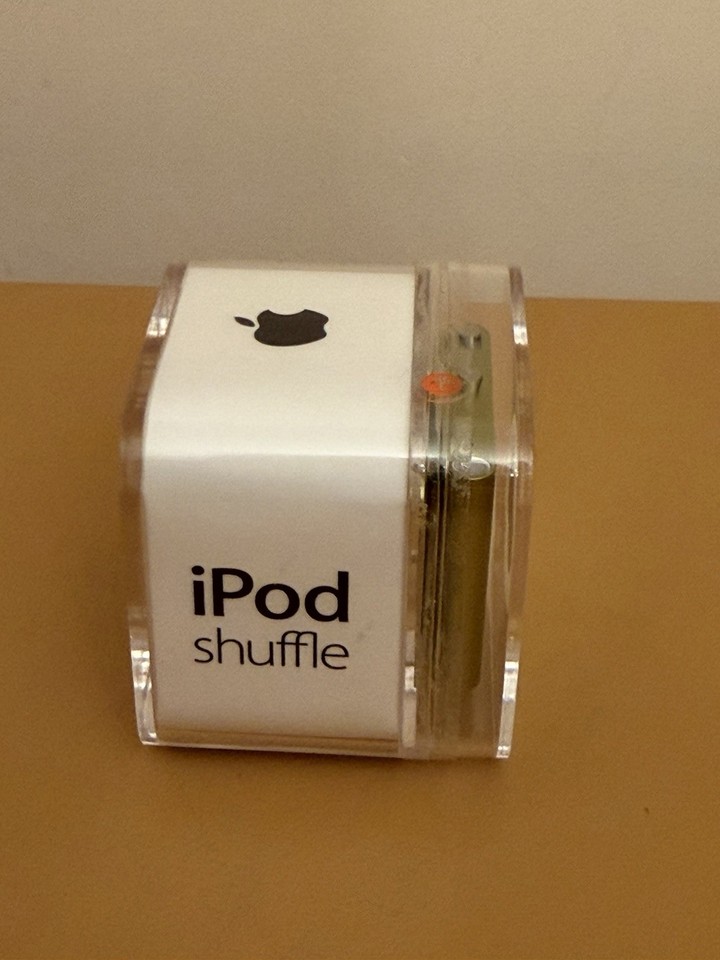 Apple iPod Shuffle 4th Generation A1373 MP3 Player SEALED yellow | eBay UK