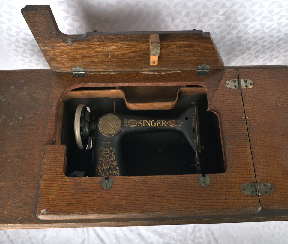*Vintage SINGER Sewing Machine Table & Sewing Machine w. Accessories | eBay