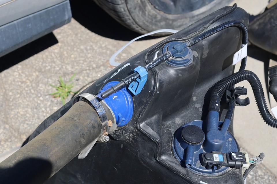 2000 Chevrolet Corvette C5 Left Right Fuel Gas Tanks Set w/ Crossover ...