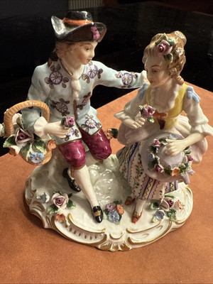 Zauberhafte Porzellan Figur, Paar mit Blumen im Rokoko Stil ...