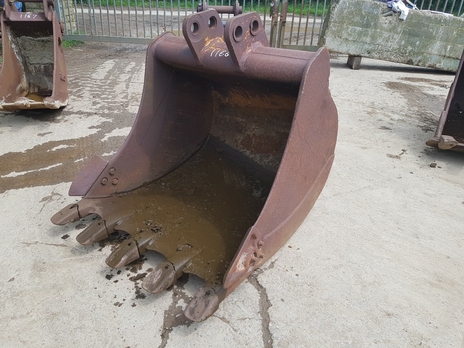1200mm Excavator Digging Bucket suit 13 Tonne 60mm 250mm 365mm/475mm £ ...