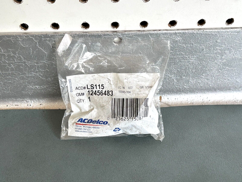 GM OEM NOS 12456483 Parking & Turn Signal Lamp Socket 1997-2004 Buick ...