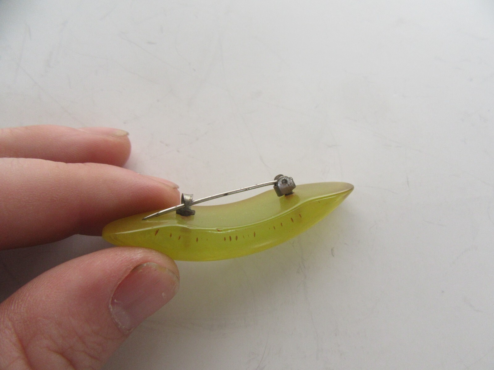 Vintage 1930's / 1940's Bakelite Green Pickle Brooch … - Gem