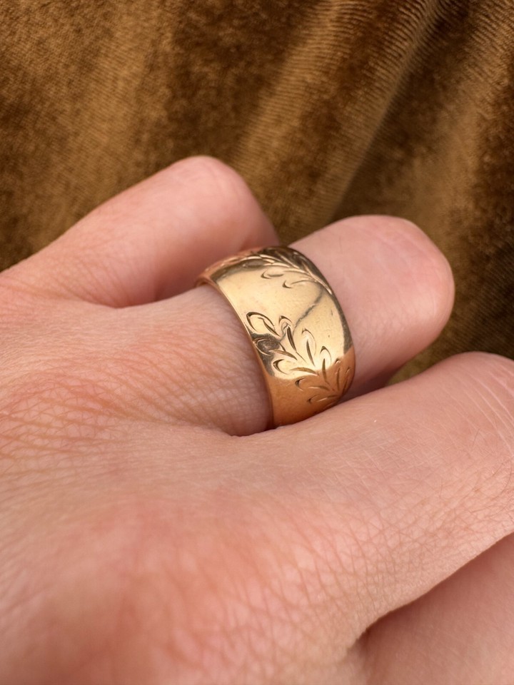 Lovely Vintage 14 Karat Yellow Gold Hand Engraved Leaf 10 mm Wide Band ...