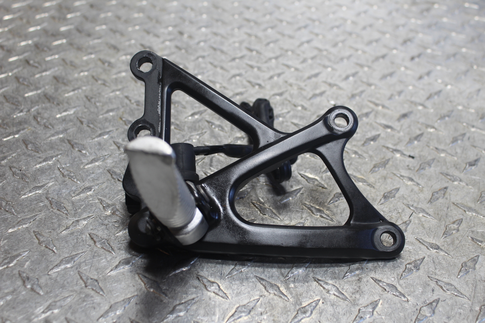 yamaha yzf r1 r1m r1s OEM RIGHT FRONT FOOT REST PEG STEP 1KB-27461-00 ...