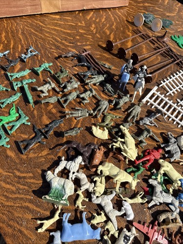 Big lot of army men, horses, cows, fencing, Cowboys trees, telephone ...