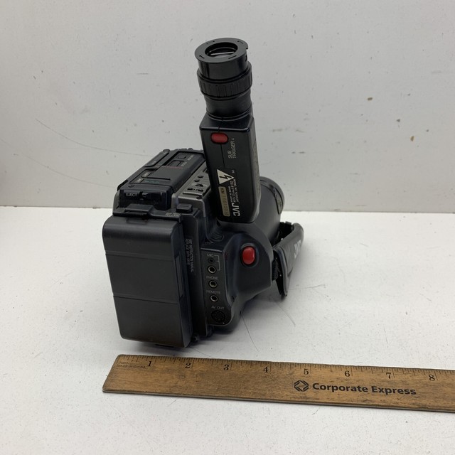 JVC COMPACT VHS VIDEO MOVIE GR-AX10 W/ JVC Video Light VL-V3 for sale ...