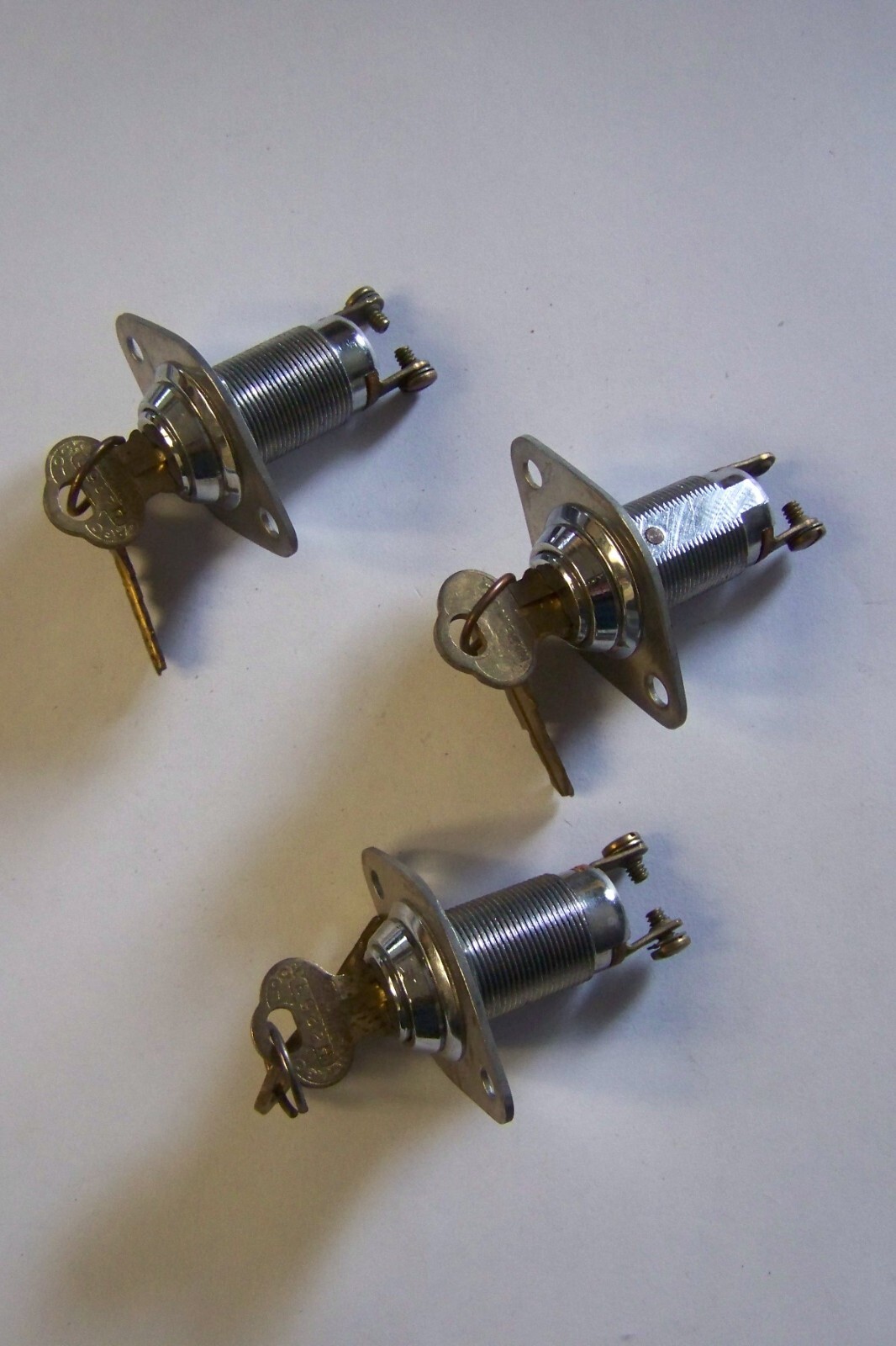 KEY SWITCH W/ 2 KEYS MOMENTARY CONTACT KEYED ALIKE NOS | eBay