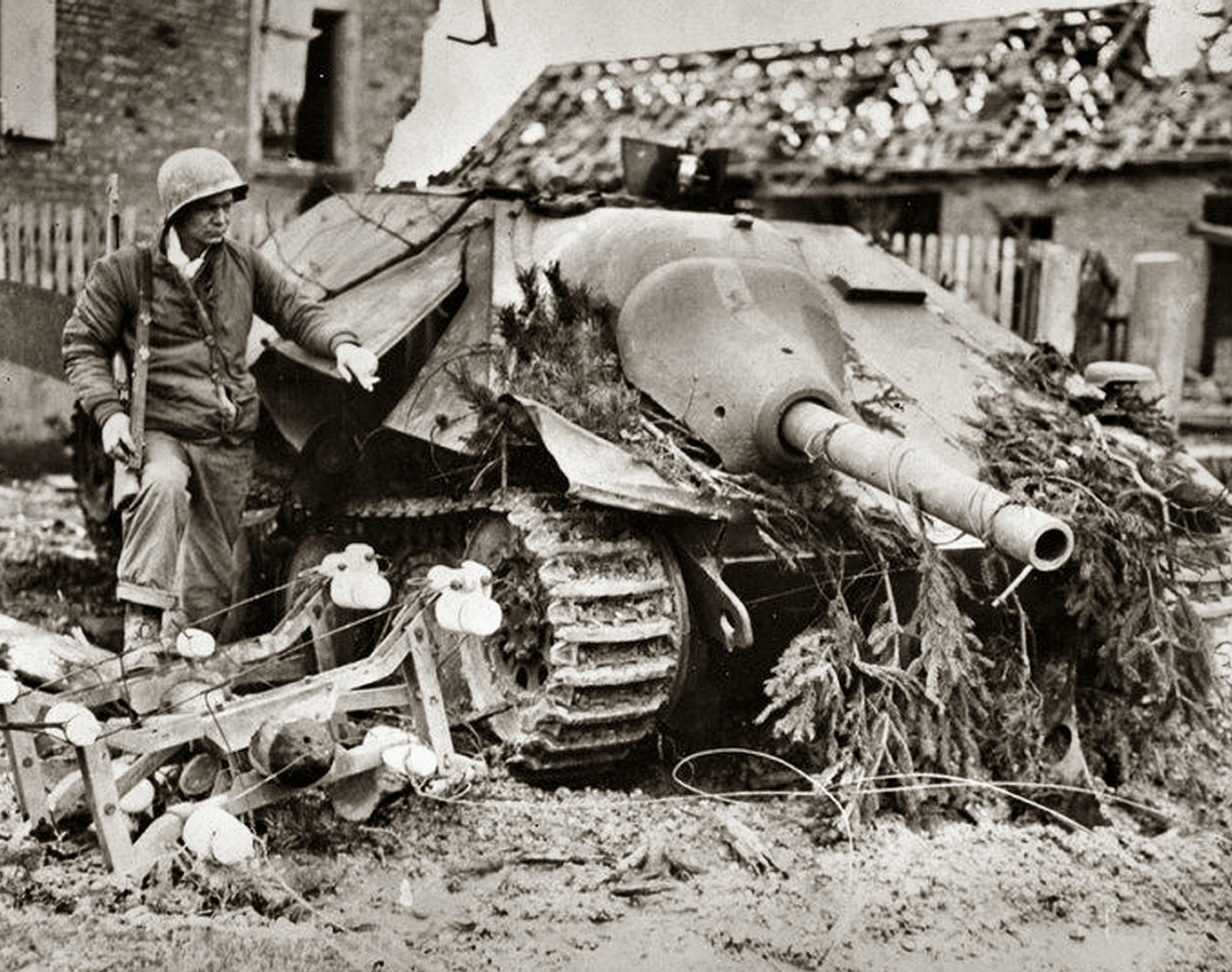 WW2 US SOLDIER INSPECTS Bazooka Damaged German Tank PHOTO (193-v) | eBay