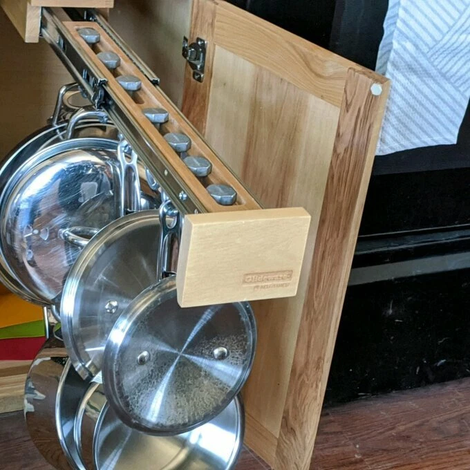 Pull Out Pot Holder