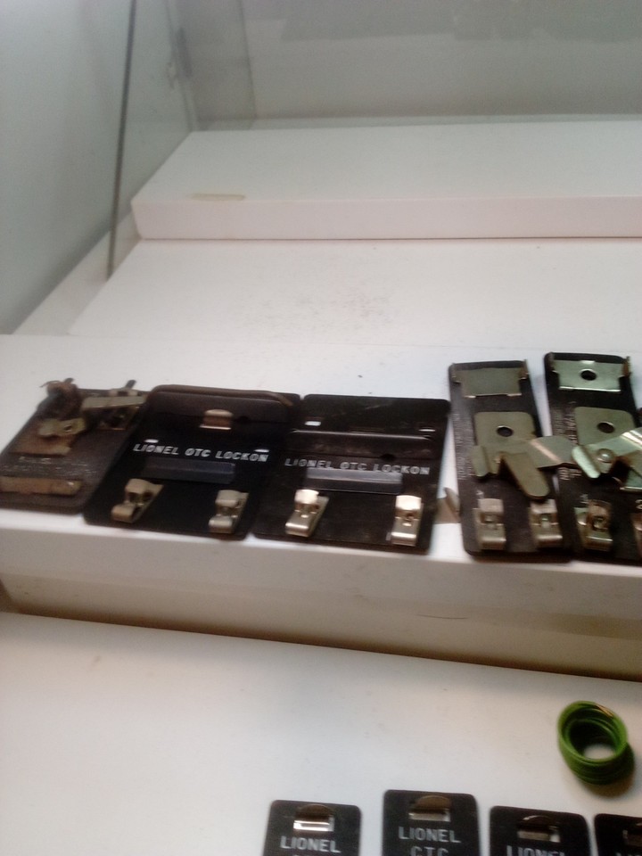 LIONEL O GAUGE TRACK LOCK ONS 35 TOTAL PIECES SEE DISCRIPTION PRE ...