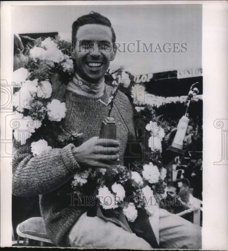 1965 Press Photo Race car driver Jimmy Clark holds racing trophies ...