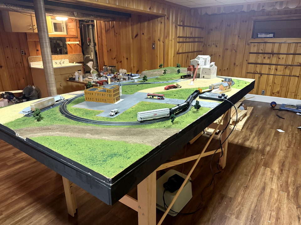 Ho Scale Dcc 4 x 8 layout with buildings, freight cars, and vehicles | eBay