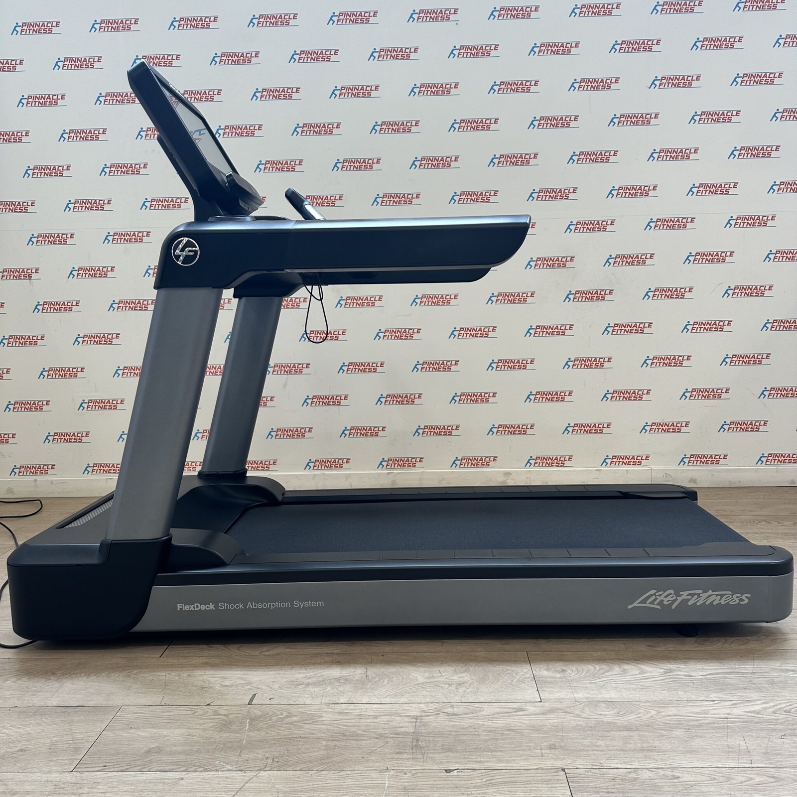 Life Fitness Integrity Series Deluxe Treadmill with Discover SE3HD ...