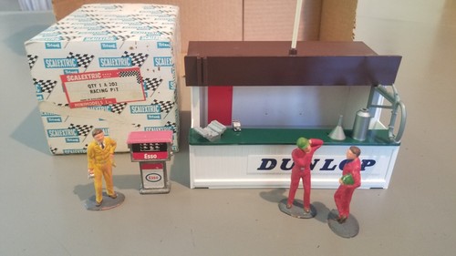 scalextric/Tri-ang 1960s Racing Pit building,with figures and gas pump ...