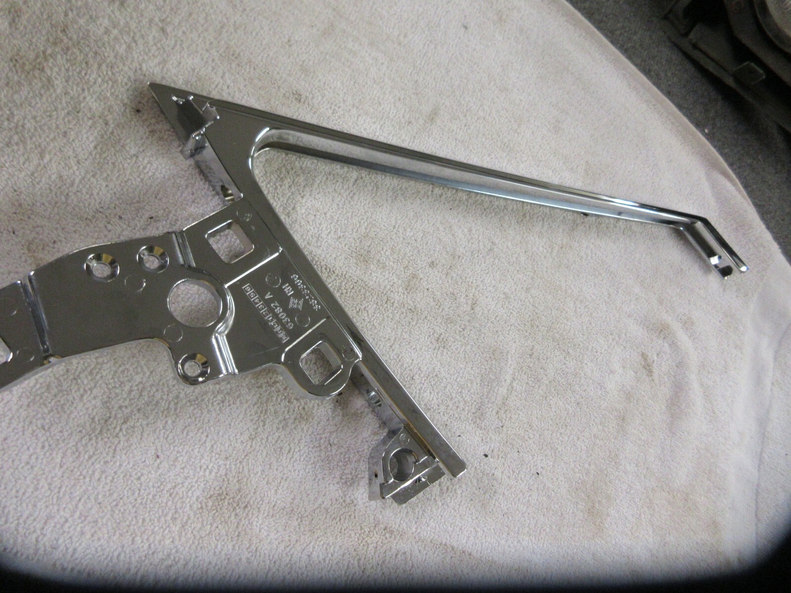 63/67 corvette convertible vent window frame casting NEW BLEM 65 66 ...