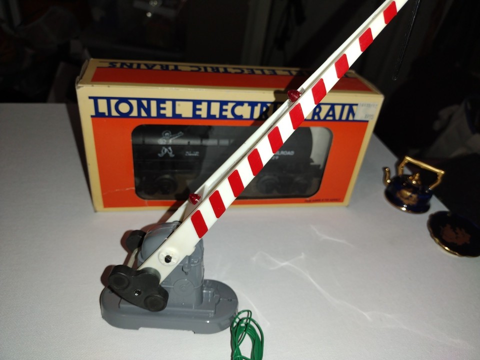 Lionel Black Alaska Tank Car Railroad Crossing Gate Excellent Condition ...