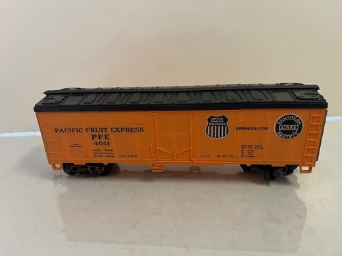REVELL - Orange Refrigerator Reefer 4011 - HO Scale UNION PACIFIC Fruit ...
