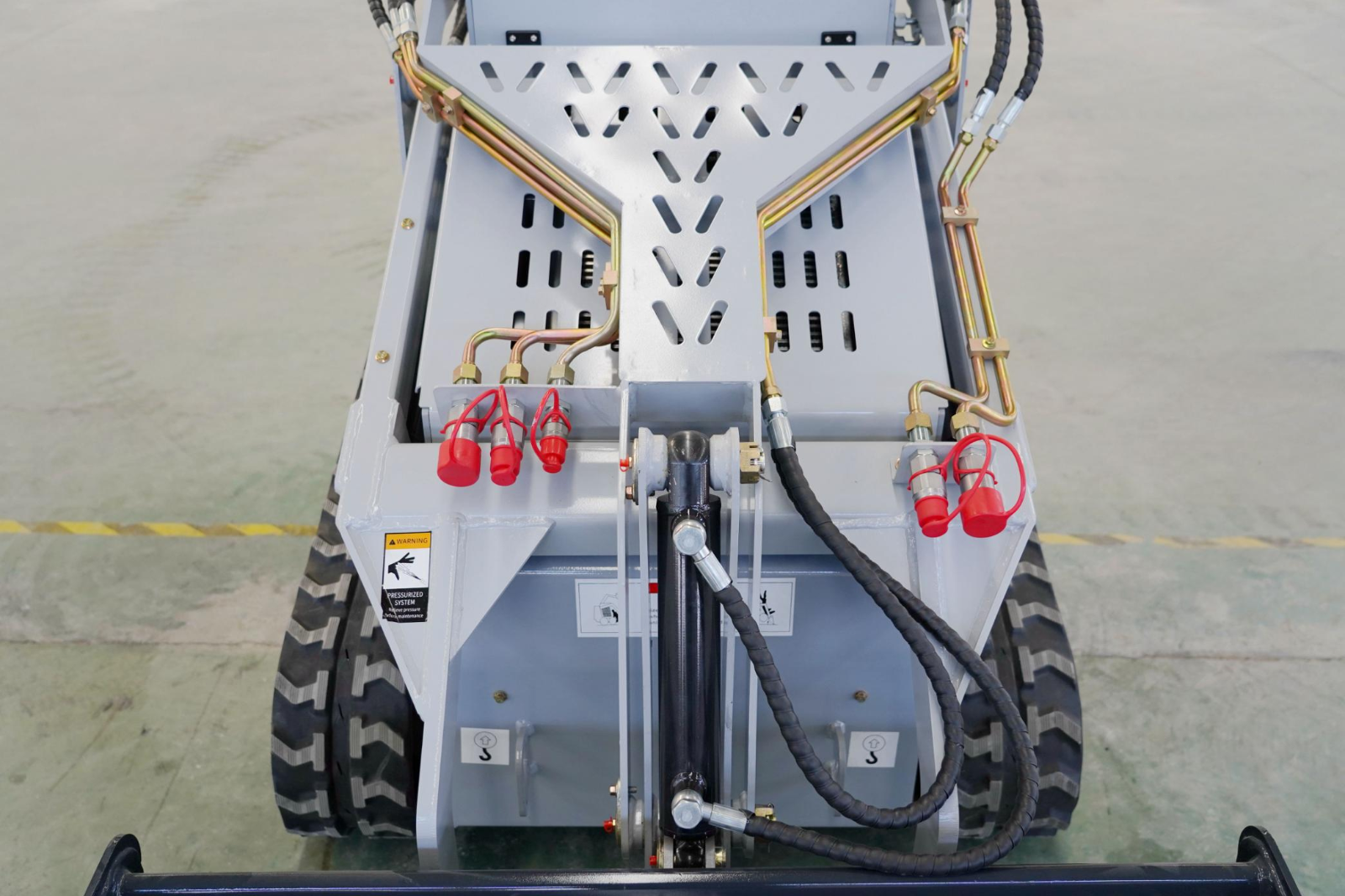 Crawler EPA Mini Skid Steer 23HP 739cc 3-Pumps Self Leveling Bucket ...