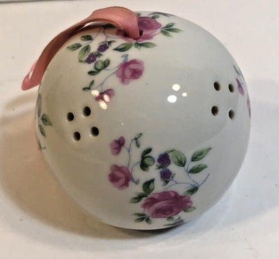 Pomander Balls In Cylinder Vase