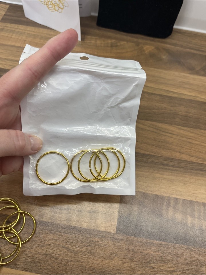 Chain Magic Trick A Link Runs Down The Chain And Escapes With ...