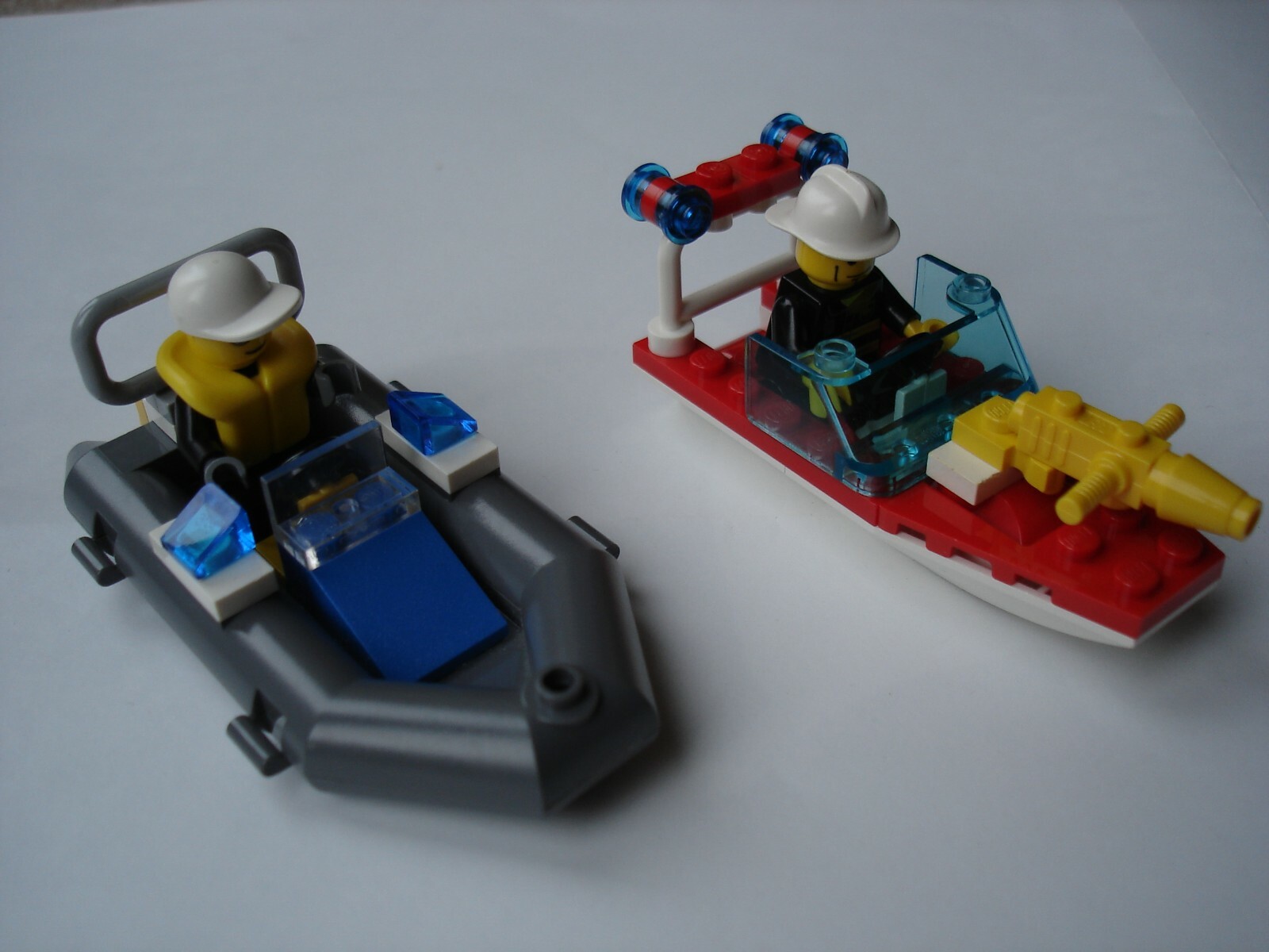 Lego City 30011 Police Dinghy and 4992 Fire fighter speed boat launch ...