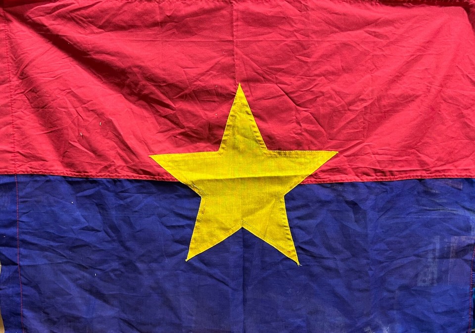 1 FLAG , 1 VC Vietcong Flag , RED FLAG W YELLOW , NVA FLAG VIET CONG ...