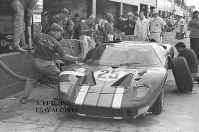 Ford GT40 pit stop refuel tire change 24 Hours of Le Mans 1966 photo ...