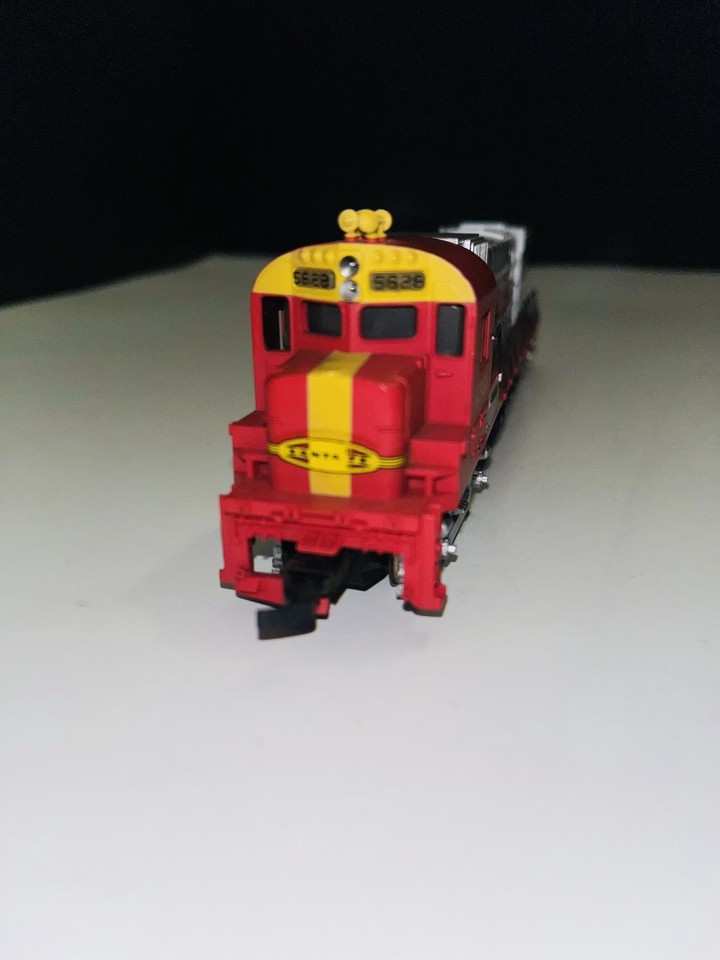 MANTUA-TYCO HO SANTA FE DIESEL #4301 RUNS SOMETIMES BUT INCONSISTENTLY ...