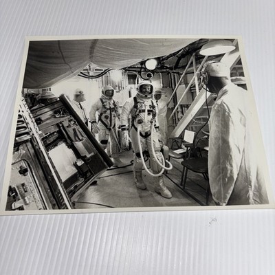 NASA CAPE KENNEDY NEIL ARMSTRONG & DAVID SCOTT ENTER WHITE ROOM PRESS ...