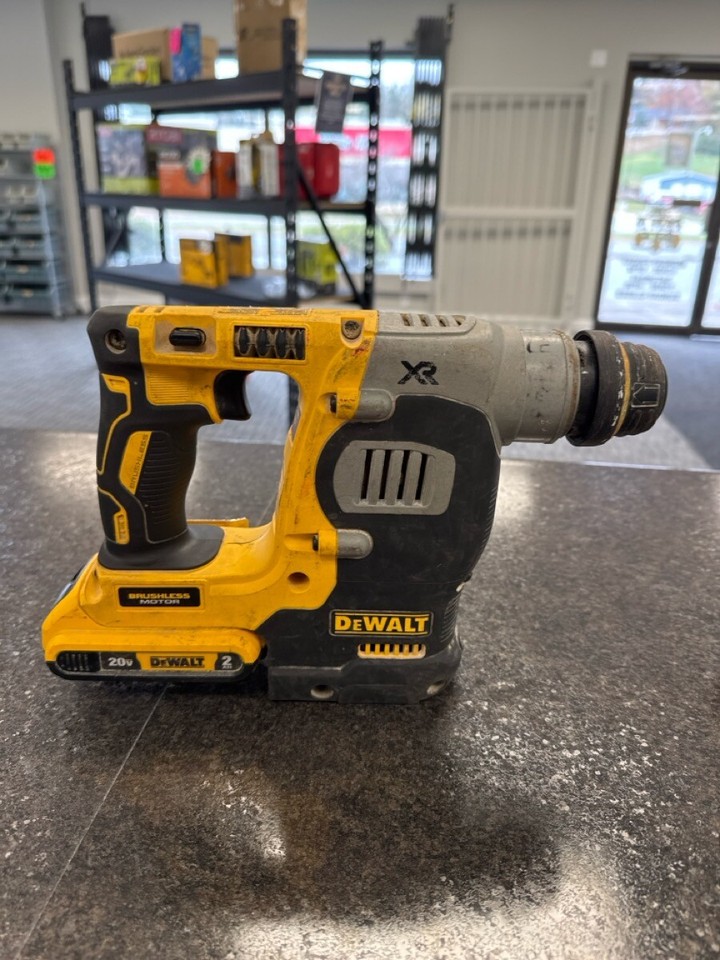 DEWALT DCH273 20V ROTARY HAMMER DRILL 1" CHUCK W/ 2aH BATTERY AND CH ...