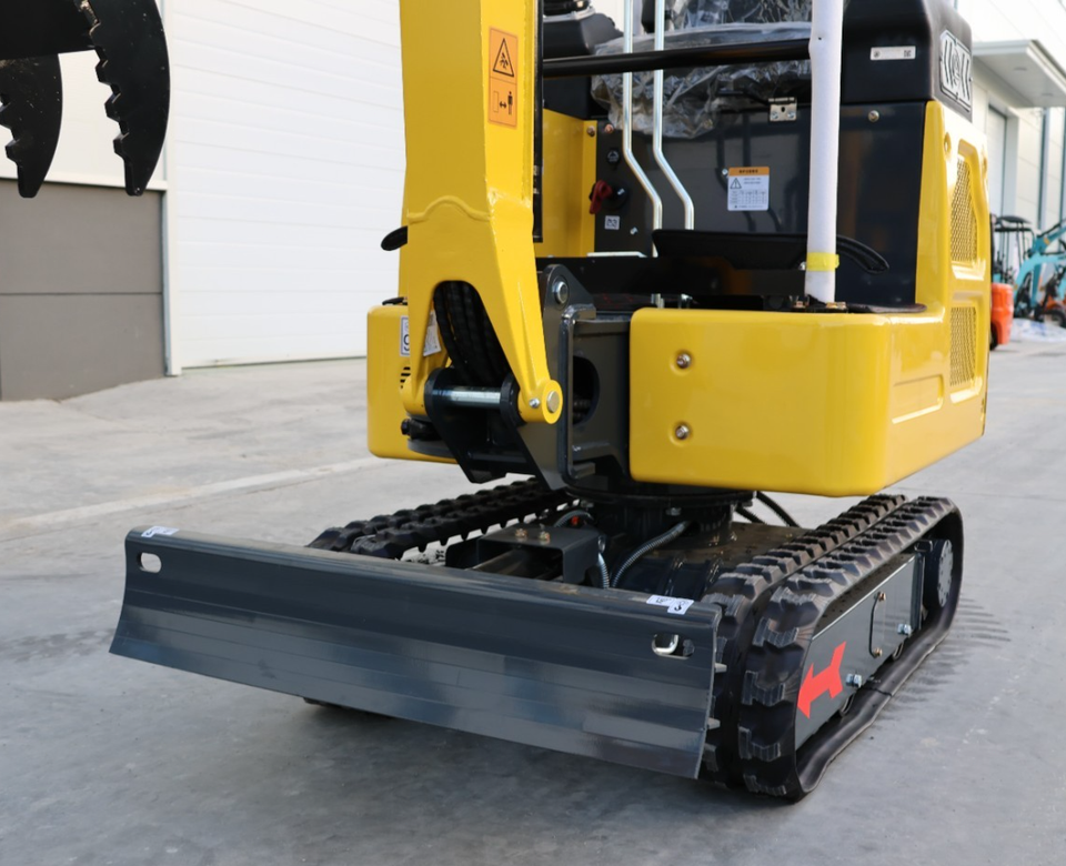 Mini Excavator Kubota Engine Telescopic side swing Tracked 1.8T Digger ...