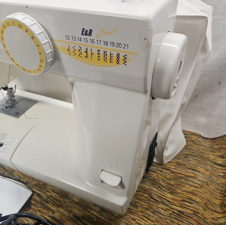 Vintage E&R Classic EC21 RS2000 Series Sewing Machine with Foot Pedal ...